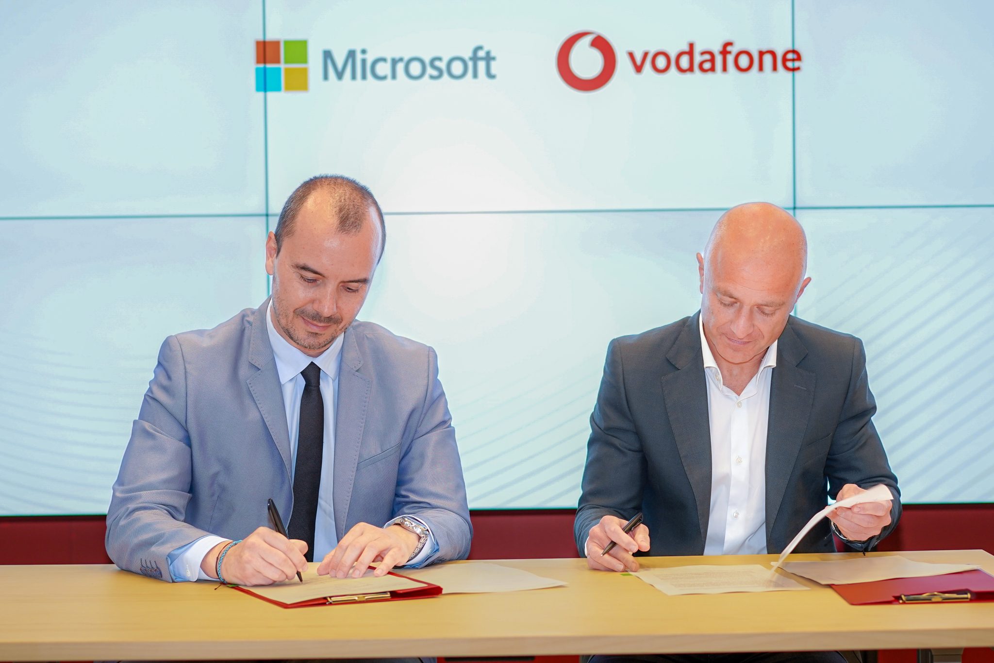 Vodafone și Microsoft au semnat un Memorandum pentru digitalizarea ...