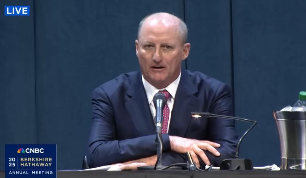 Greg Abel este succesorul lui Warren Buffett la Berkshire Hathaway ...