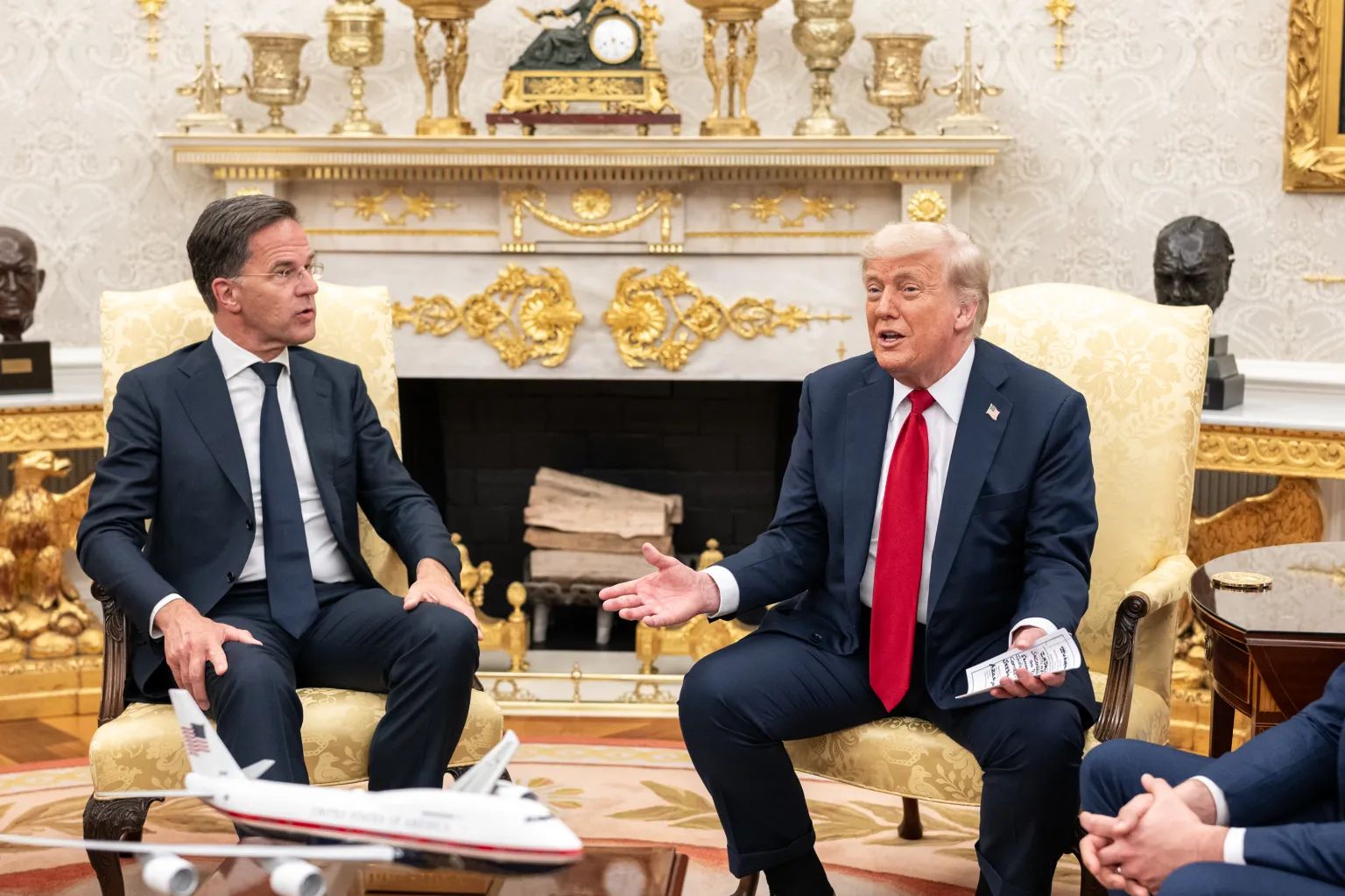 Trump afirmă într-o întâlnire cu Rutte că discuţiile cu Putin "nu duc ...