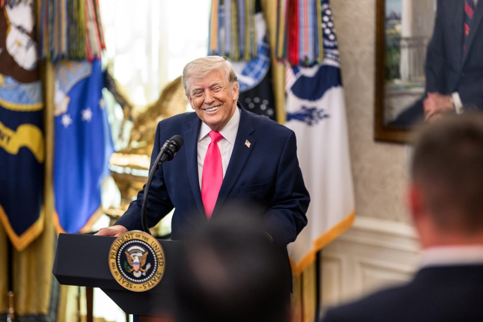 Preşedintele Donald Trump susţine o propunere făcută pe o reţea socială ...